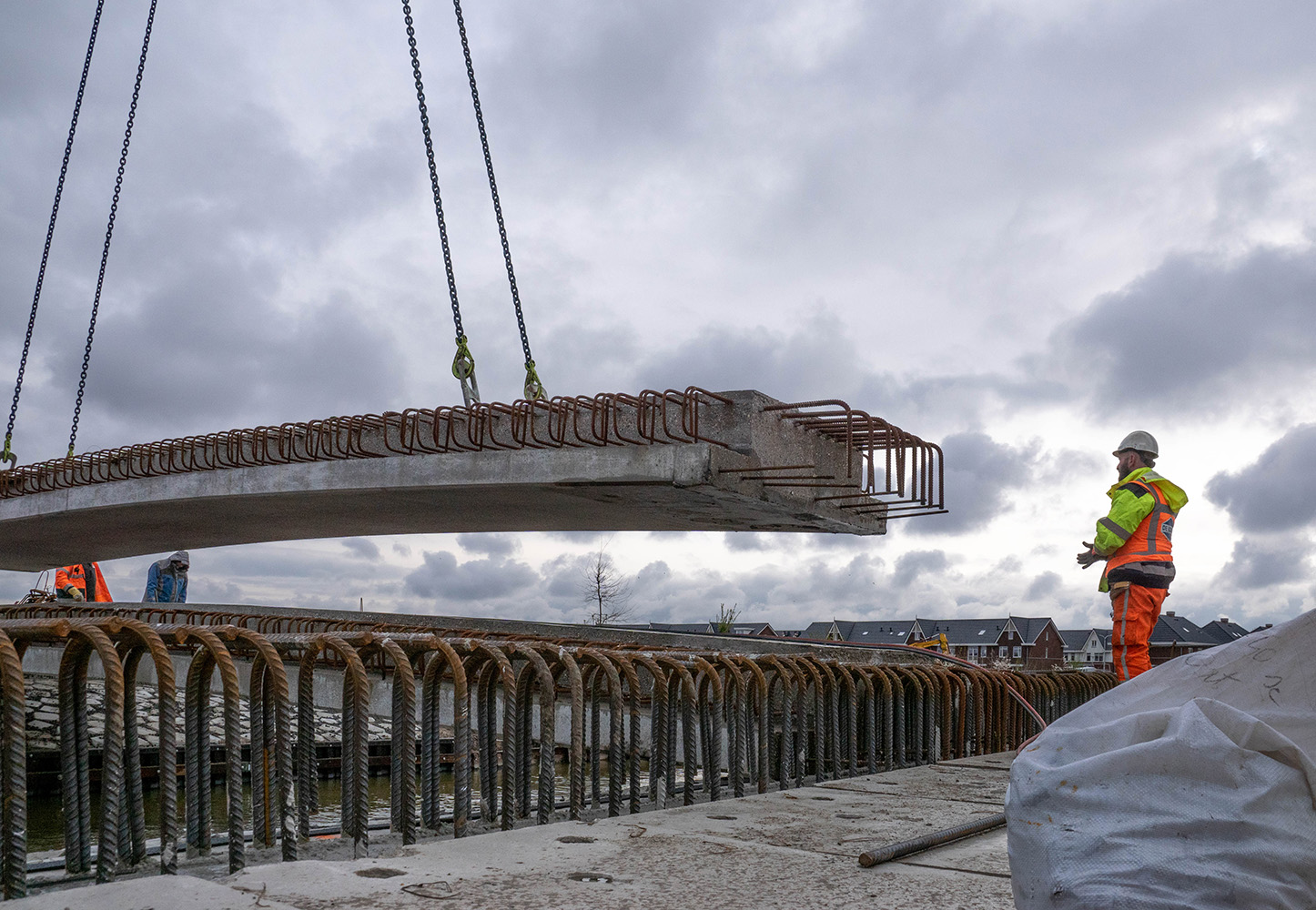 Plaatsen betonnen brug Krekenpark | AW Groep · AW Groep